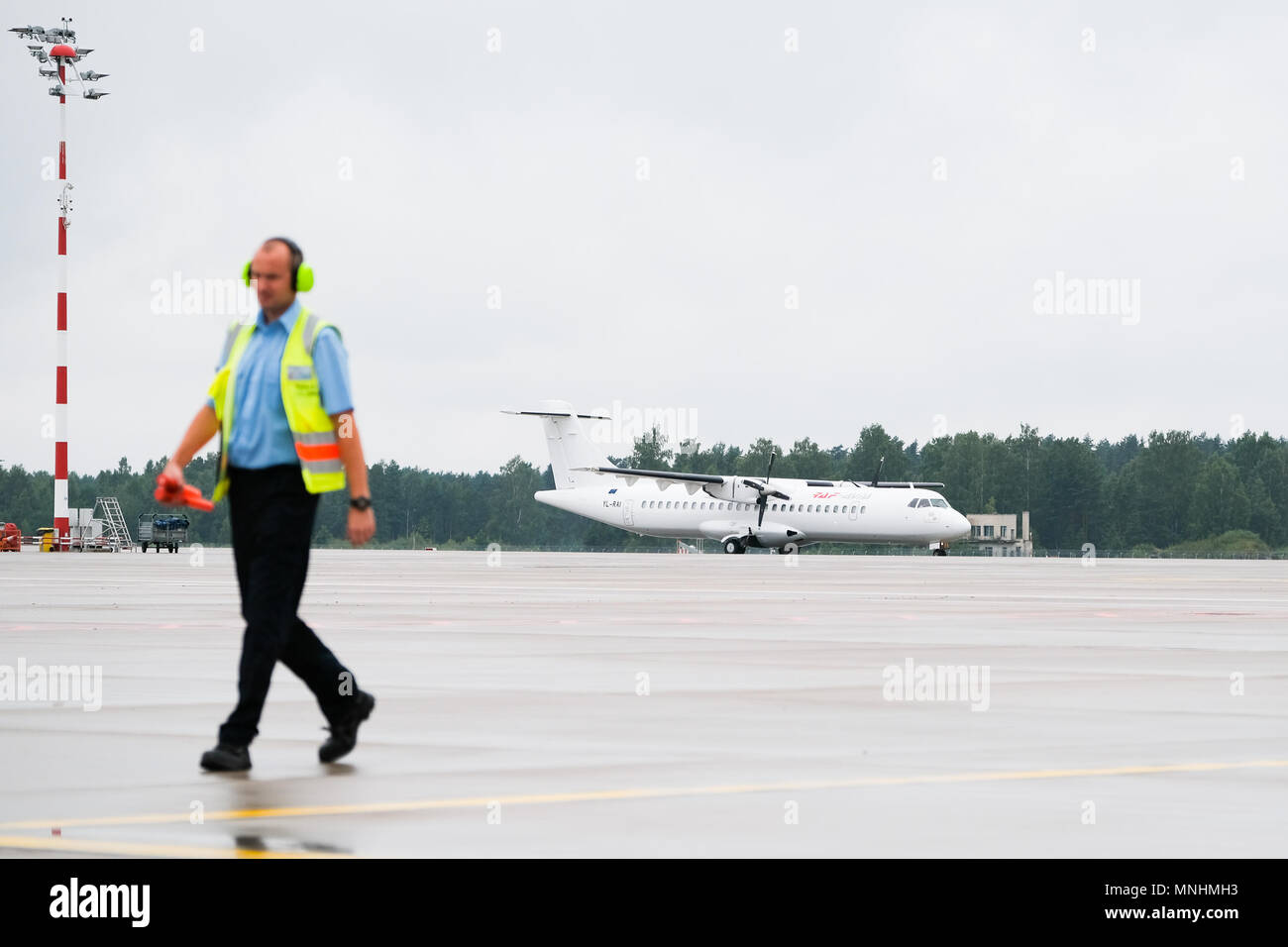 Airplane parking coordinator hi-res stock photography and images - Alamy