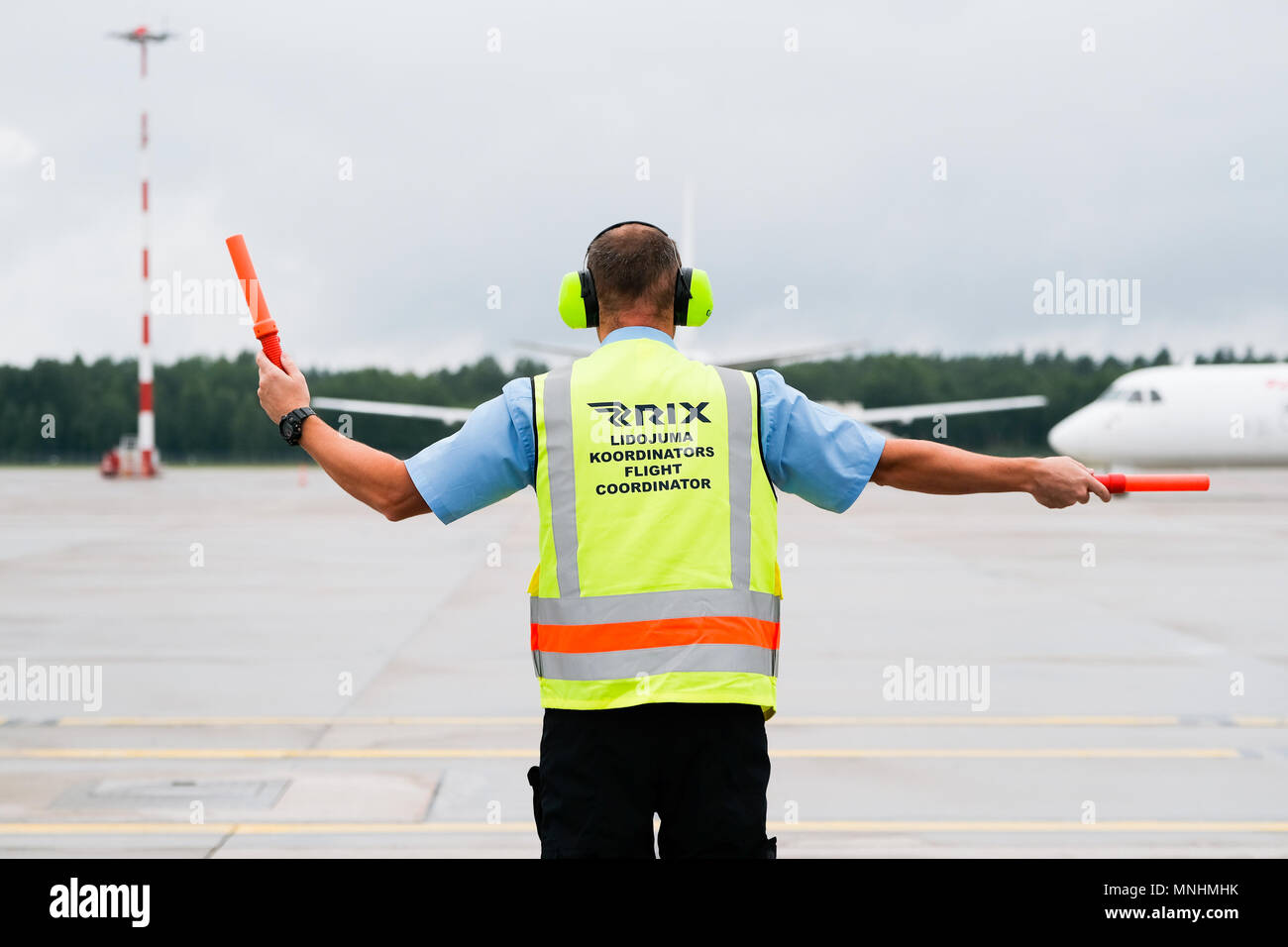 Airplane parking coordinator hi-res stock photography and images - Alamy