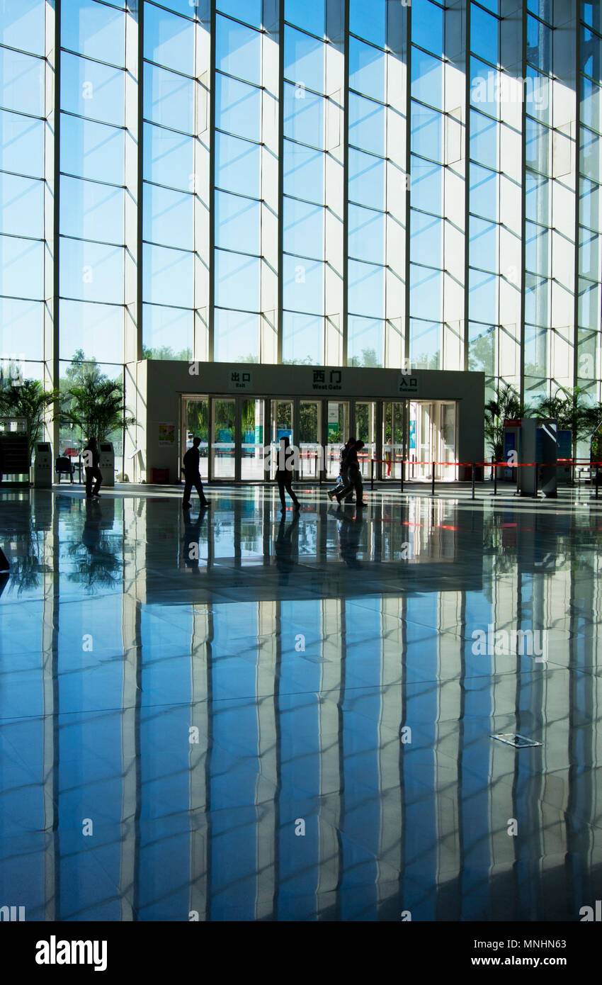 Public at science museum hi-res stock photography and images - Alamy