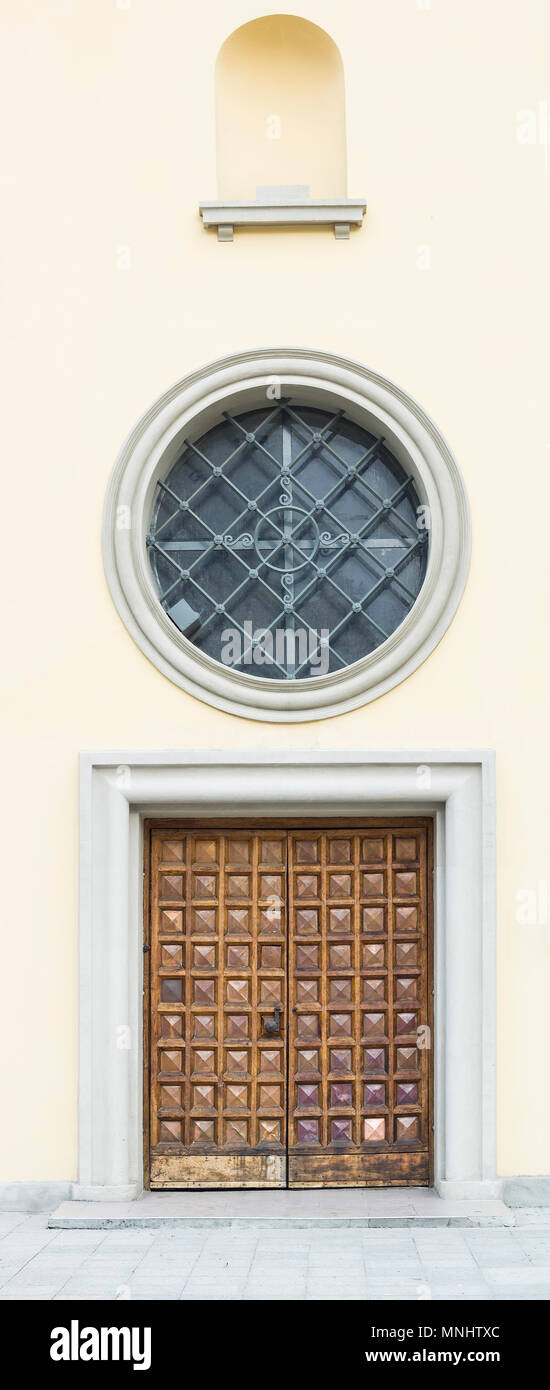 Steel door round window hi-res stock photography and images - Alamy