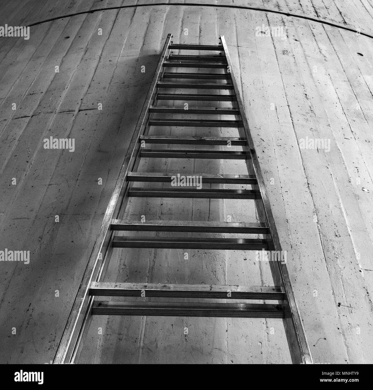 Ladder against wall hi-res stock photography and images - Alamy