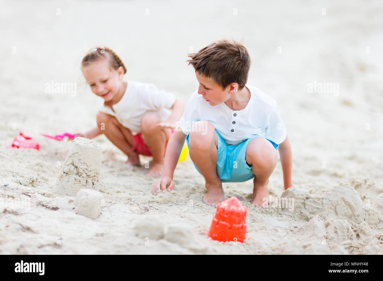 Kids making sand castle beach hi-res stock photography and images - Alamy