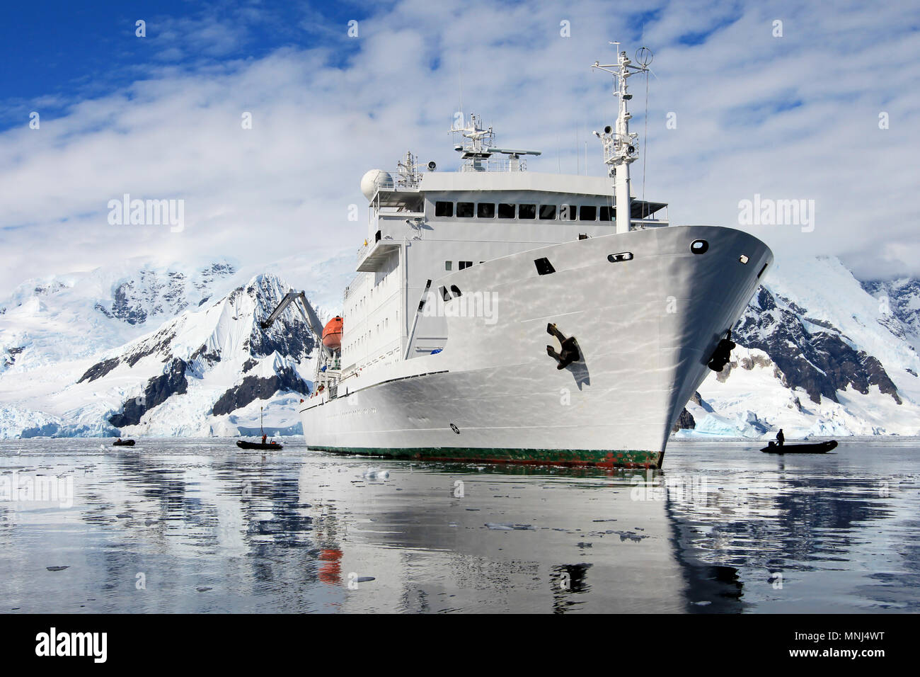 Wilhelmina bay antarctica boat hi-res stock photography and images - Alamy