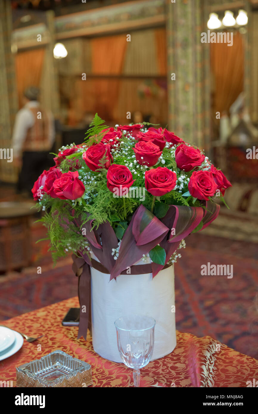 Beautiful red roses in a round box Stock Photo - Alamy