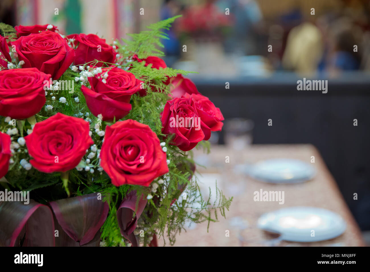 Beautiful red roses in a round box Stock Photo - Alamy