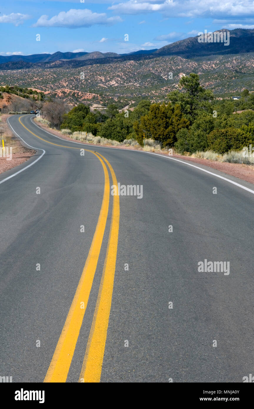 Two lane divided highway hi-res stock photography and images - Alamy