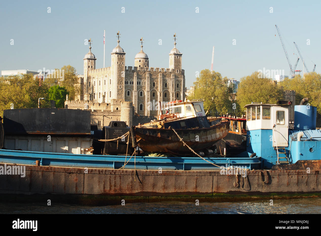 London barge hi-res stock photography and images - Alamy