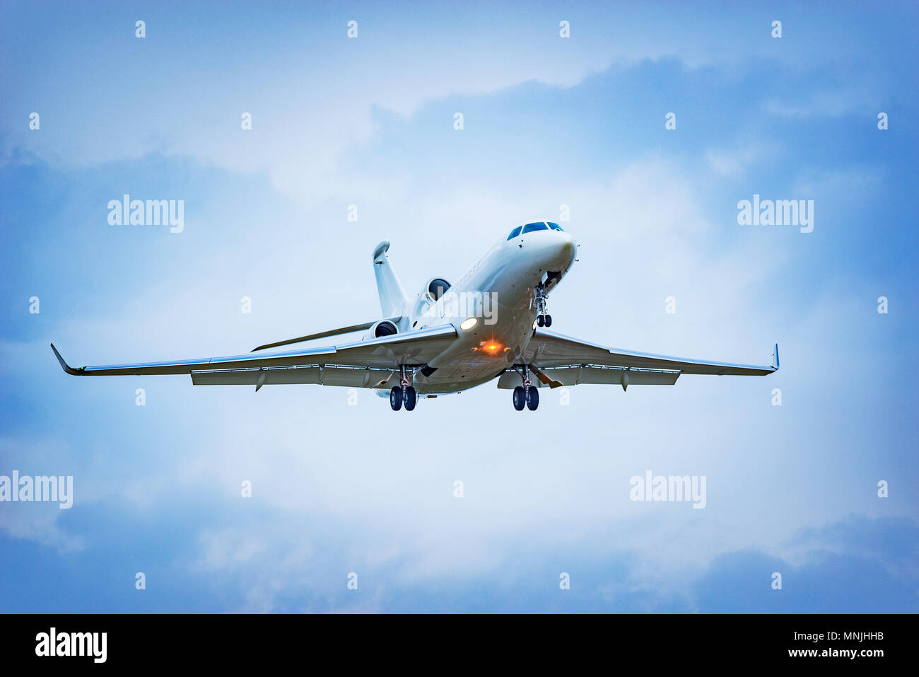 Small airliner taking off hi-res stock photography and images - Alamy