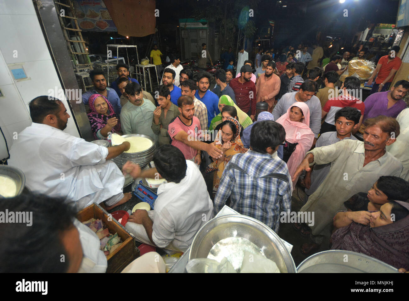 Lahore, Pakistan. 17th May, 2018. Pakistani faithful Muslims are buying ...