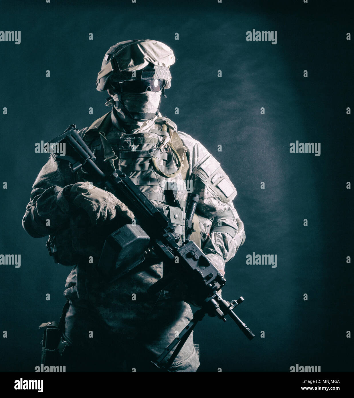 Modern army infantryman with machine gun Stock Photo - Alamy