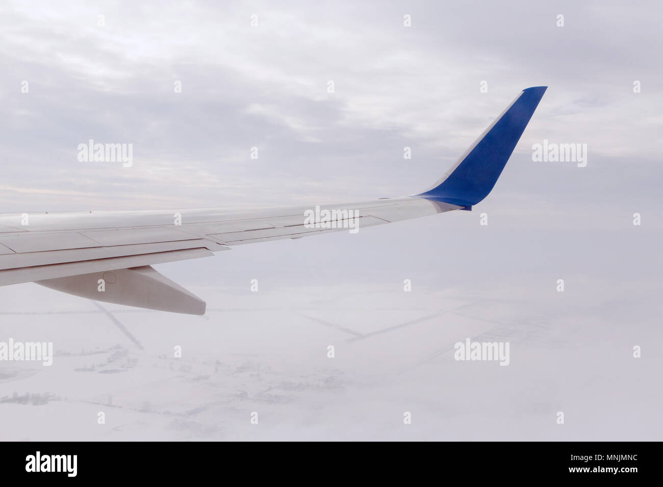 Aircraft flying above hi-res stock photography and images - Alamy
