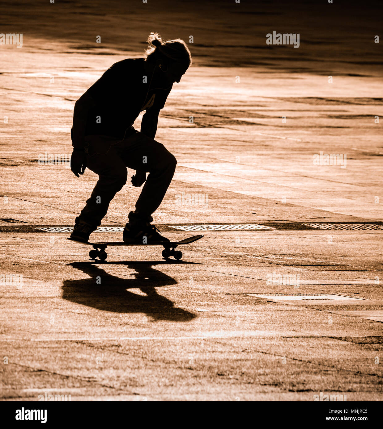Skateboarding at sunset silhouette hi-res stock photography and images ...