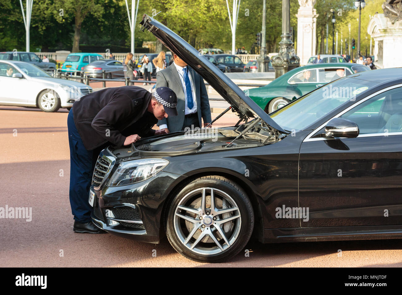 Police searching car hi-res stock photography and images - Alamy