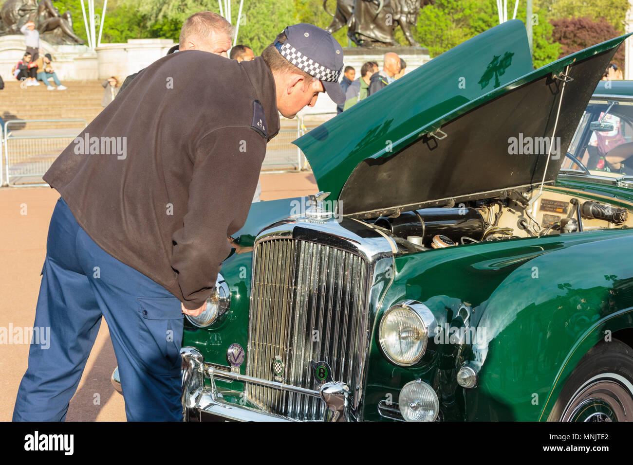 Police searching car hi-res stock photography and images - Alamy
