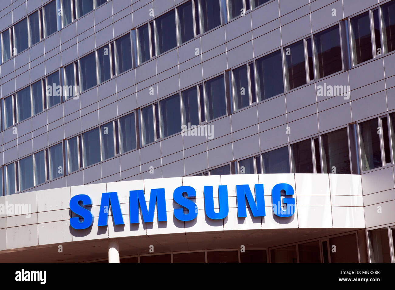 Samsung logo office hi-res stock photography and images - Alamy