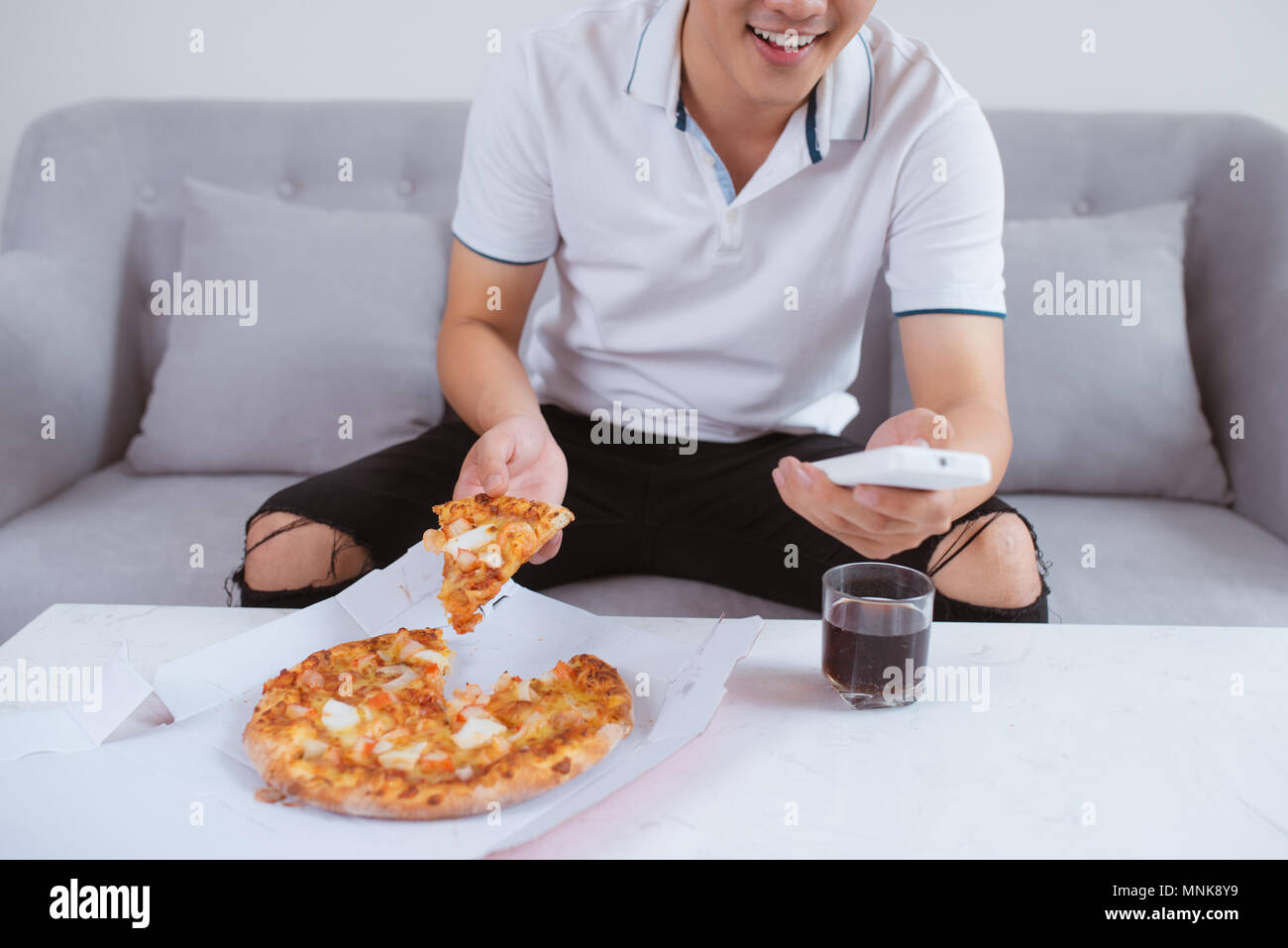Man eating pizza tv hi-res stock photography and images - Alamy
