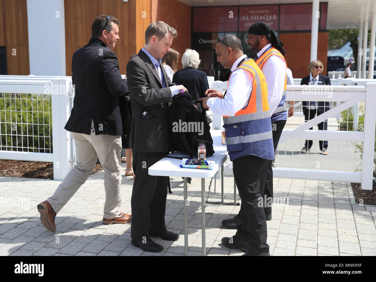Racegoers at newbury racecourse hi-res stock photography and images - Alamy
