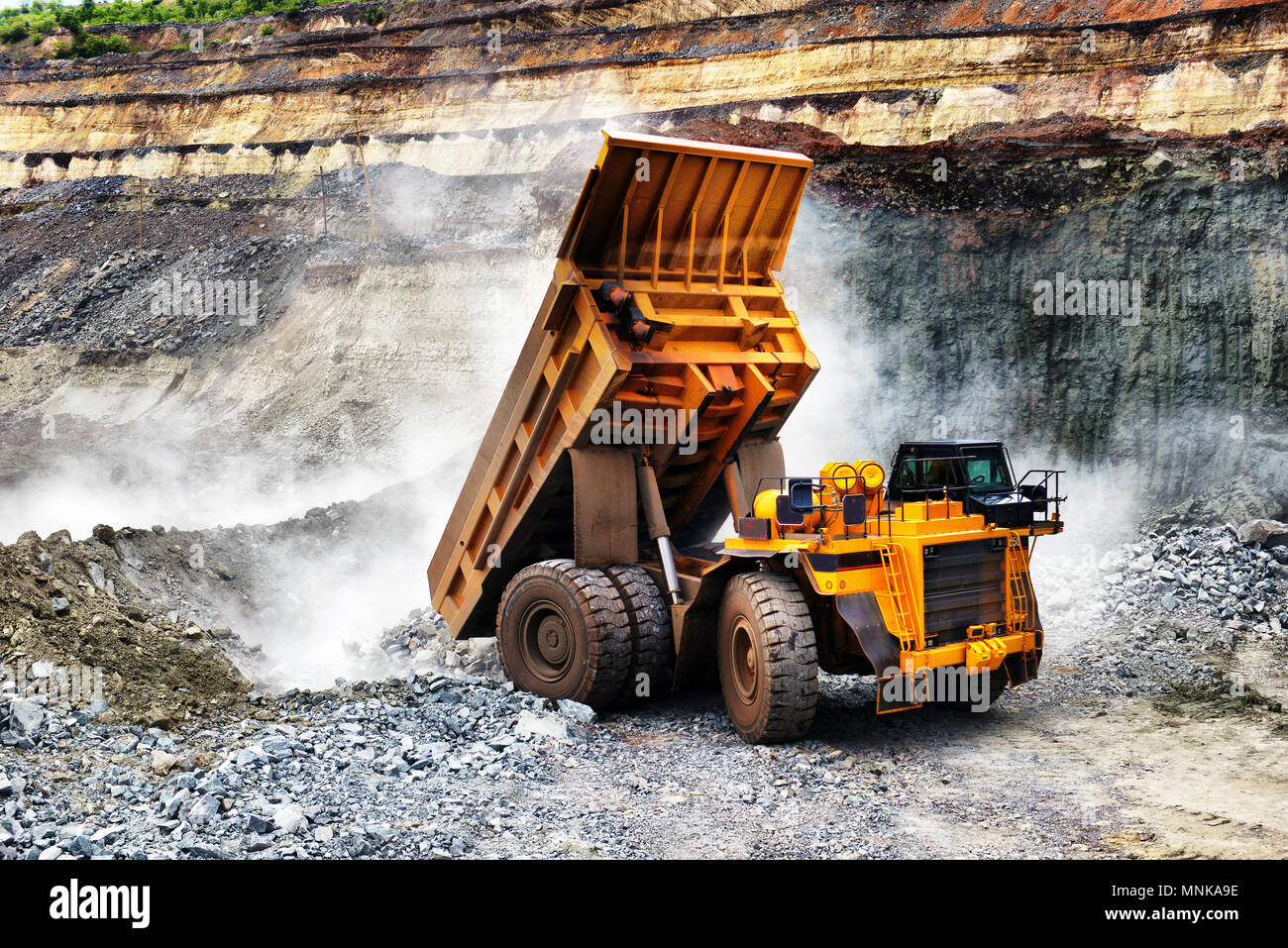 Dumper open back hi-res stock photography and images - Alamy