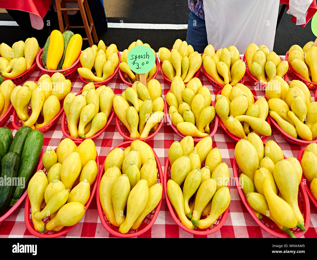 Baskets of small yellow squash hi-res stock photography and images - Alamy
