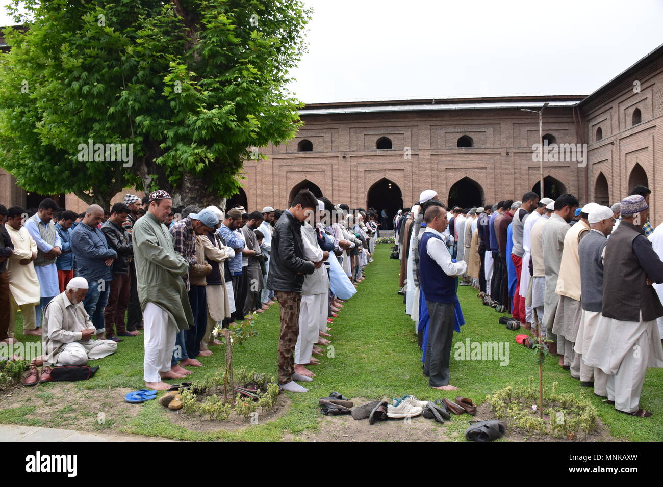 Kashmiri Muslims prays on the first Friday of the holy fasting month of ...