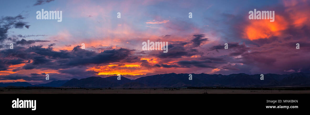 Red sunset sky New Zealand South Island Stock Photo - Alamy