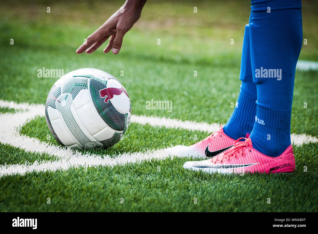 Make a corner kick hi-res stock photography and images - Alamy