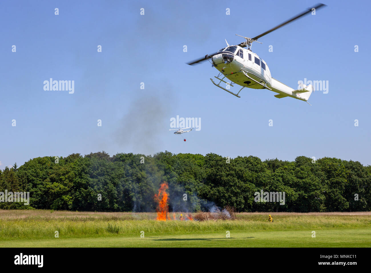 Aerial fire fighting hi-res stock photography and images - Alamy