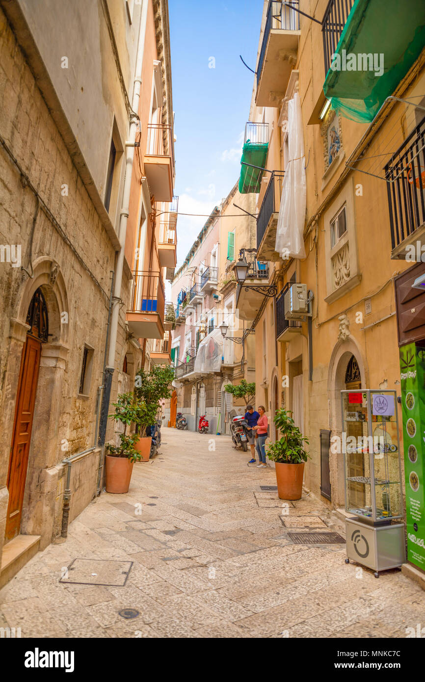 Bari, Italia - 5.05.2018: View of a narrow sunny street in the city ...