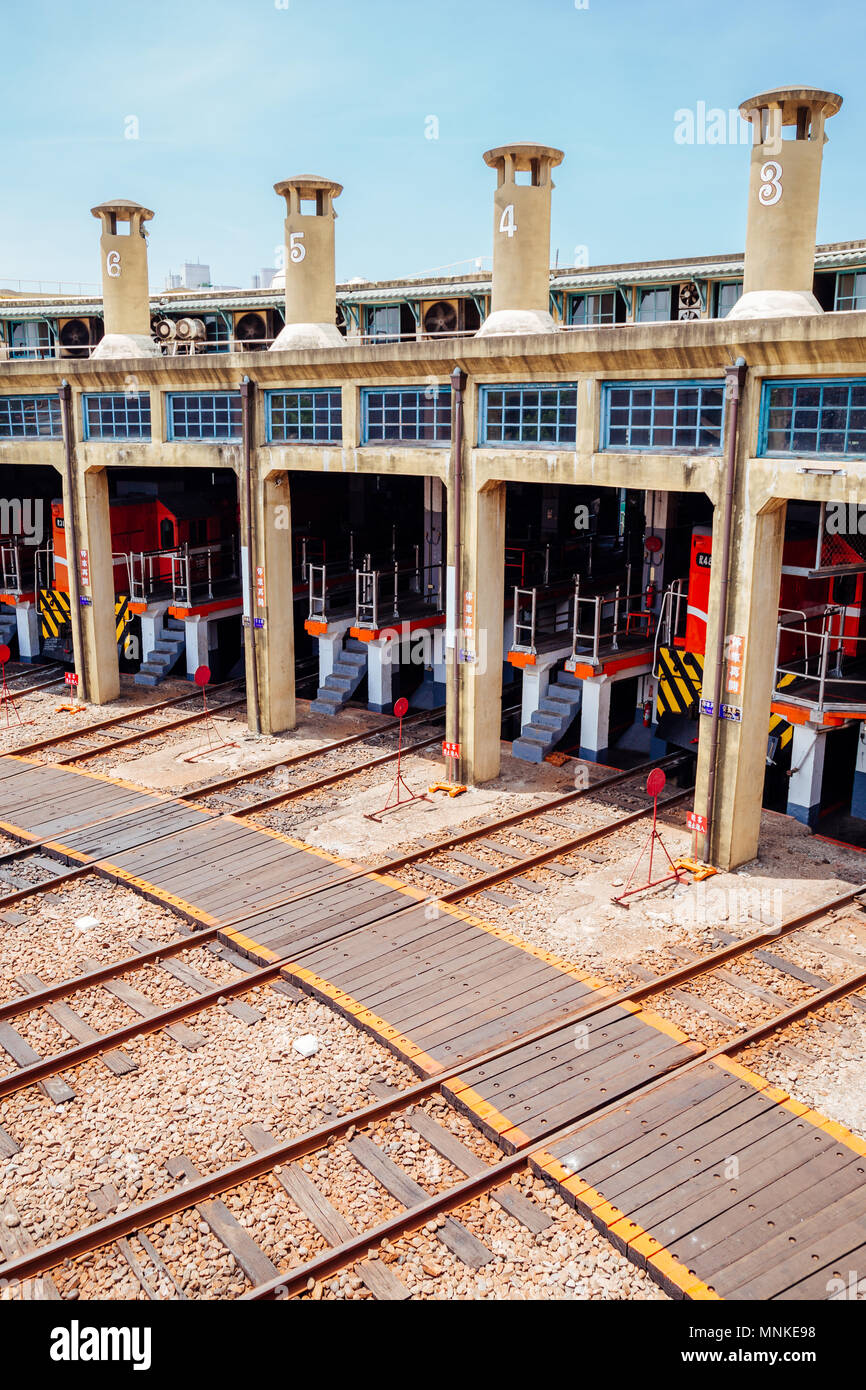 Vintage train engine in roundhouse hi-res stock photography and images ...