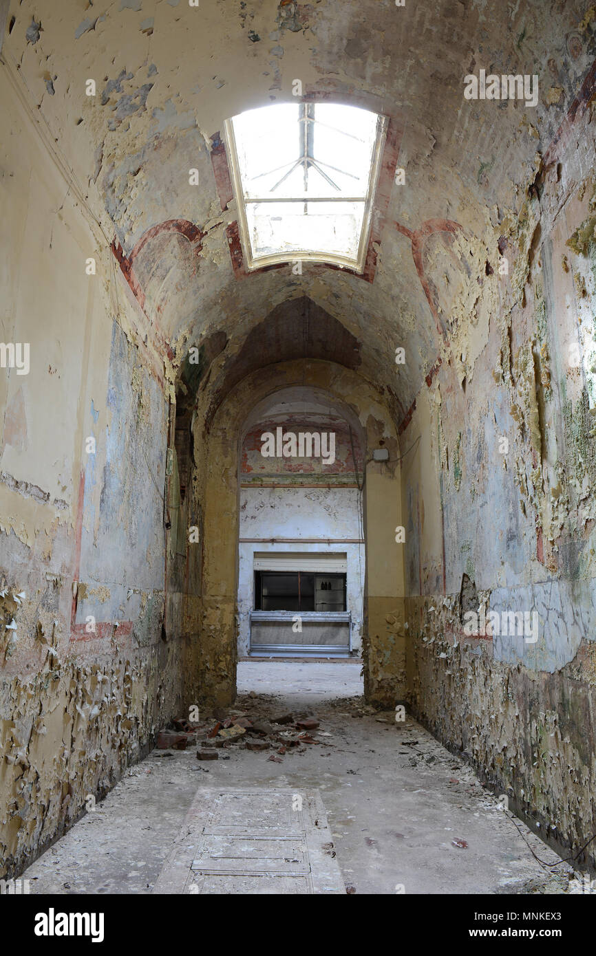 Abandoned psychiatric hospital hallway hi-res stock photography and ...