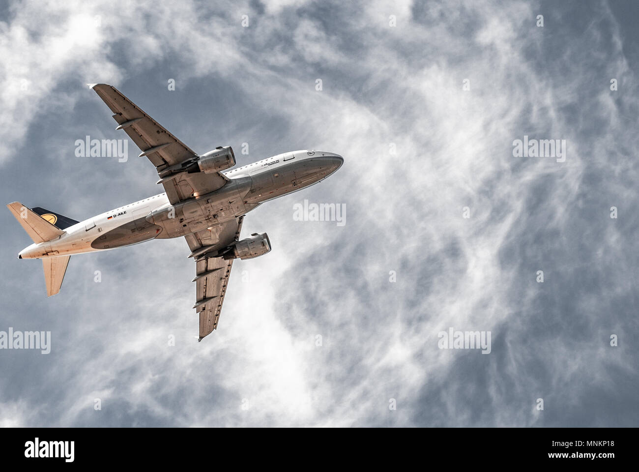Airplane, Aircraft bottom, flying, take-off, landing Stock Photo - Alamy