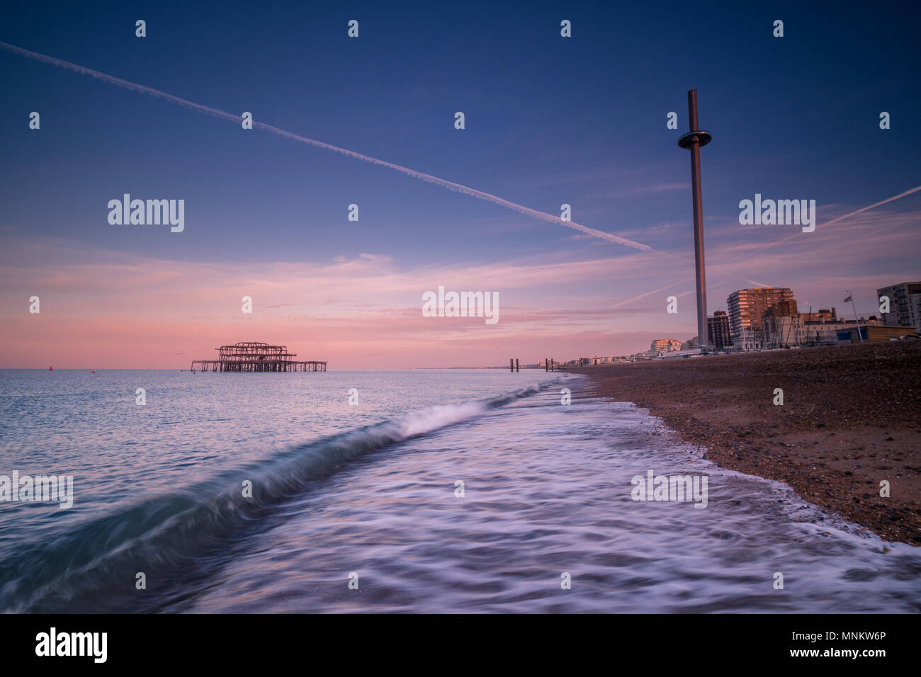 Breaking wave at Brighton Stock Photo - Alamy