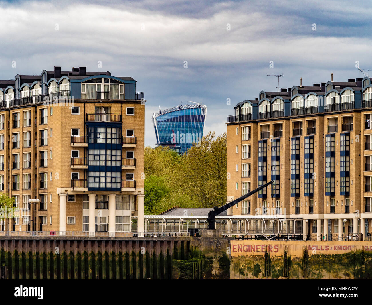 London apartments flats exterior hi-res stock photography and images ...