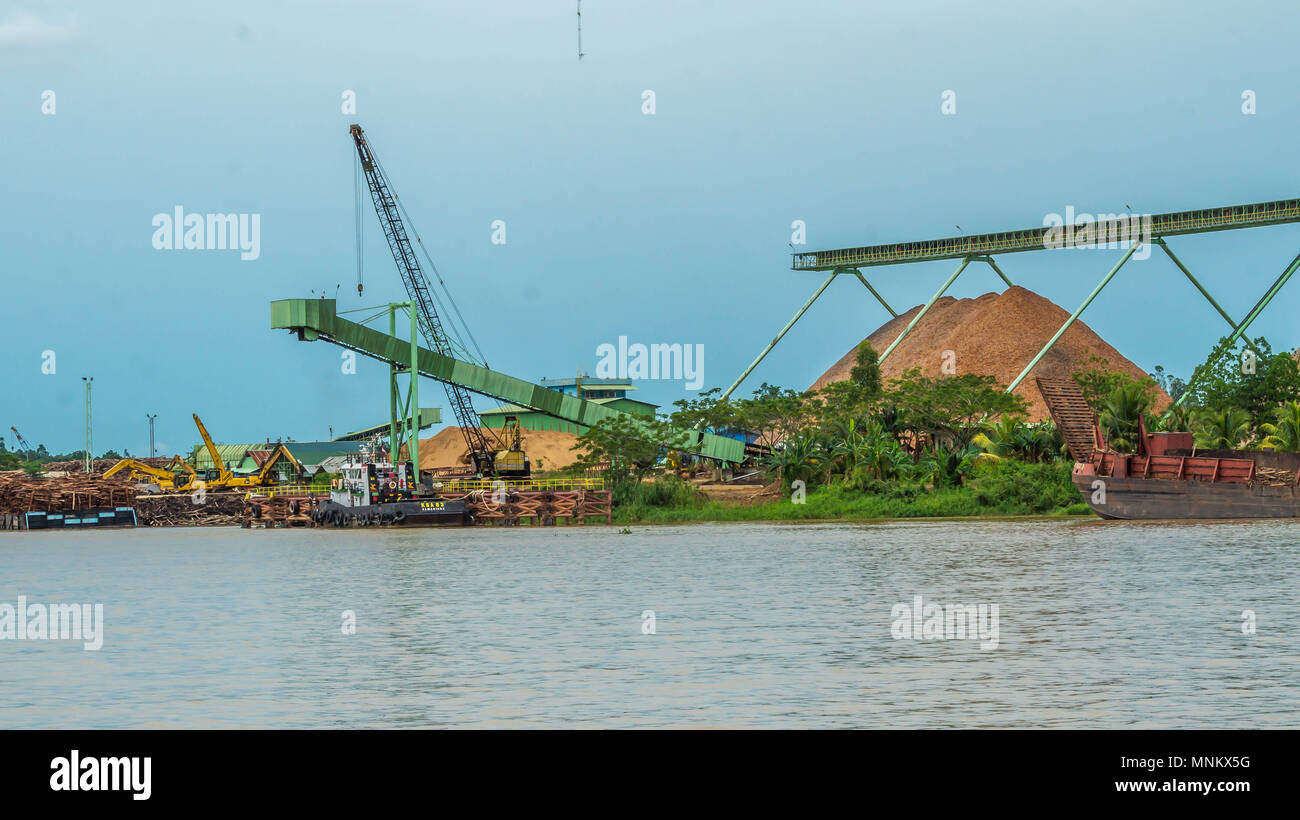 Wood chip barge hi-res stock photography and images - Alamy