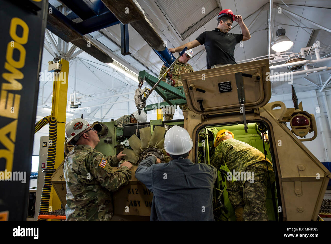 U.S. Army Reserve mechanics from across the 200th Military Police ...