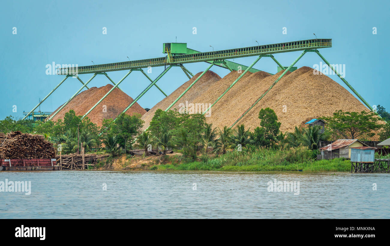 Wood chip barge hi-res stock photography and images - Alamy