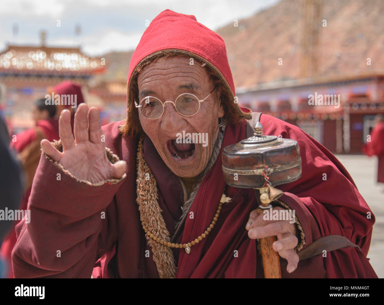Tibetan monk with prayer wheel, Yarchen Gar, Sichuan, China Stock Photo ...