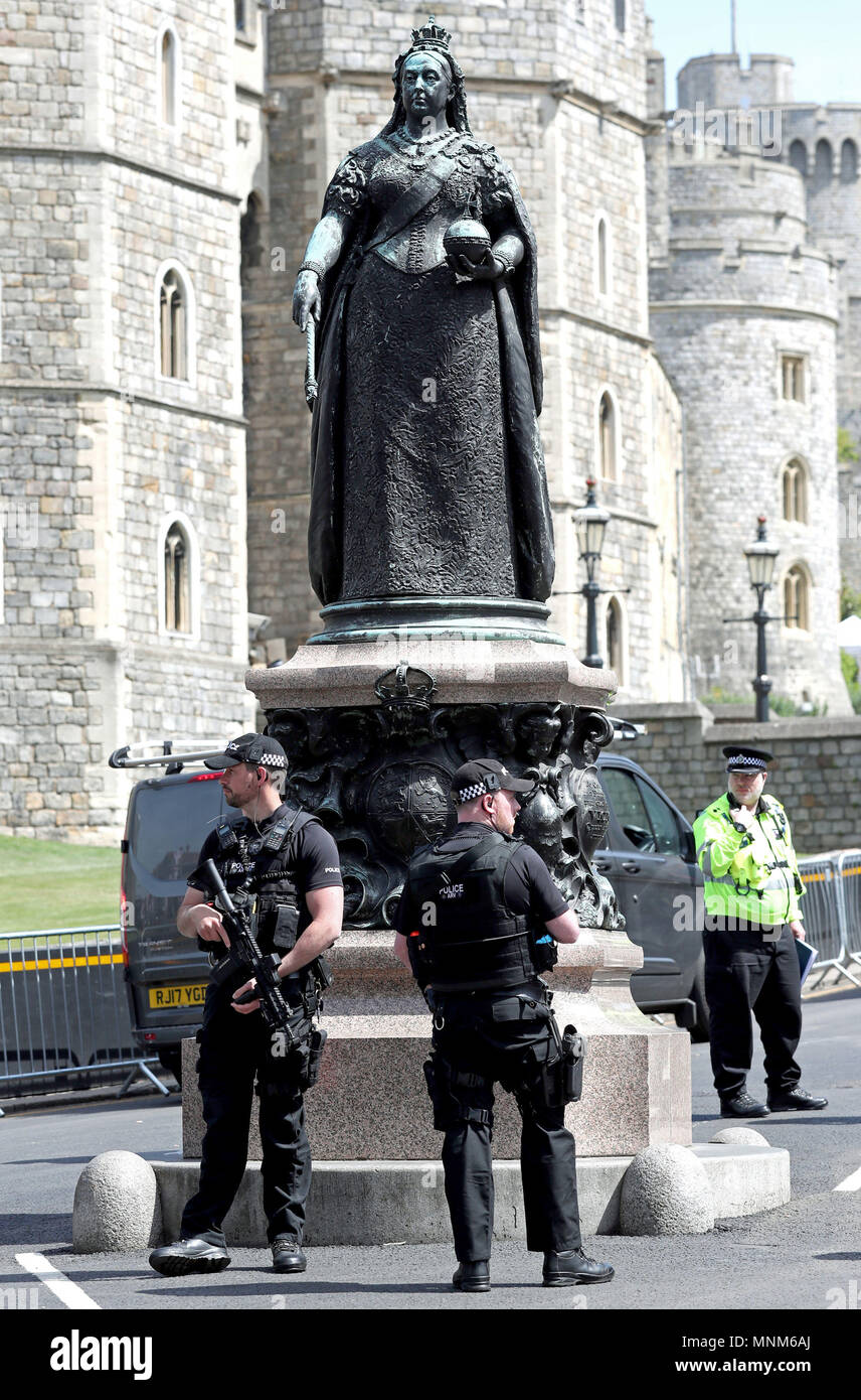 Armed police outside windsor castle hi-res stock photography and images ...