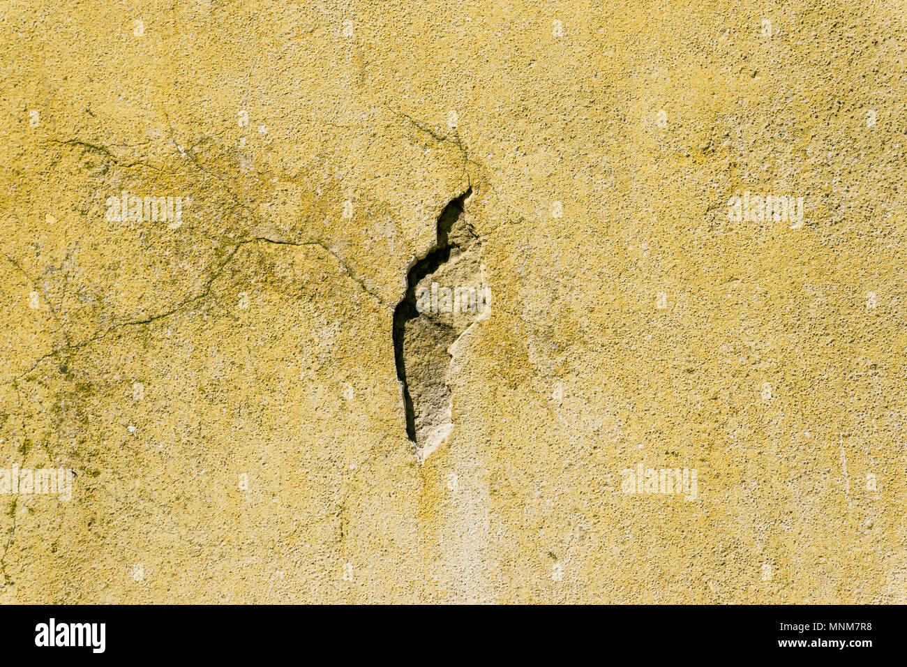 Crack in building wall hi-res stock photography and images - Alamy