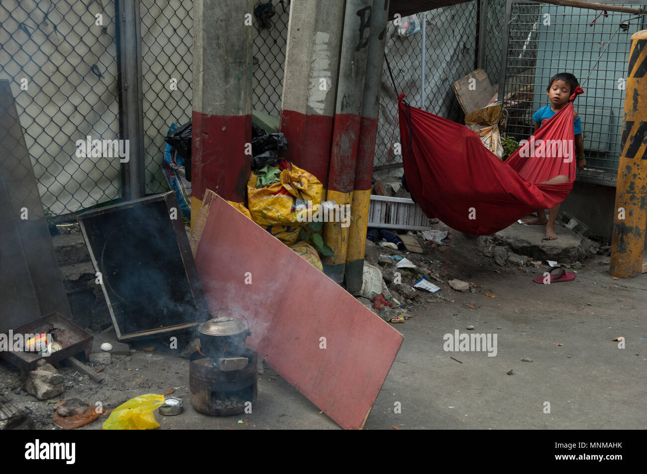Homeless child hi-res stock photography and images - Alamy