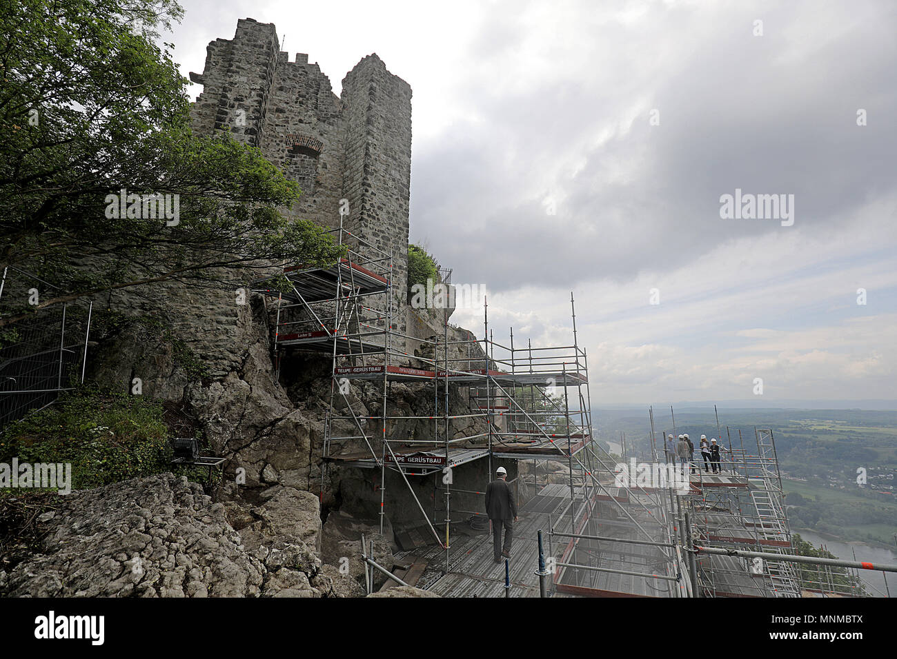 16 May 2018, Germany, Koenigswinter: Workers standing on scaffolding ...