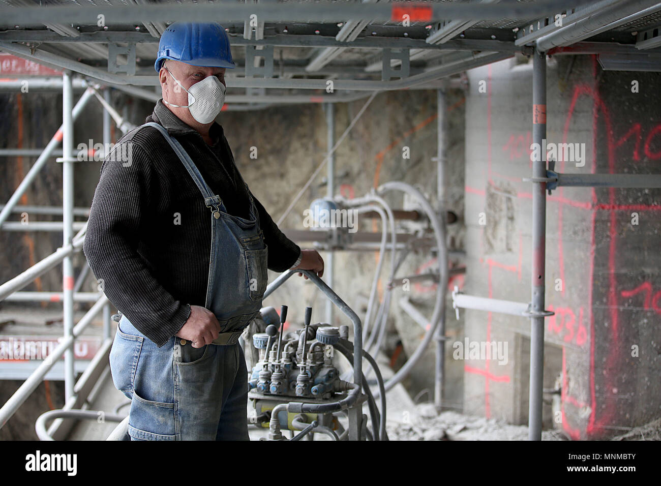 16 May 2018, Germany, Koenigswinter: A worker placing steel ...