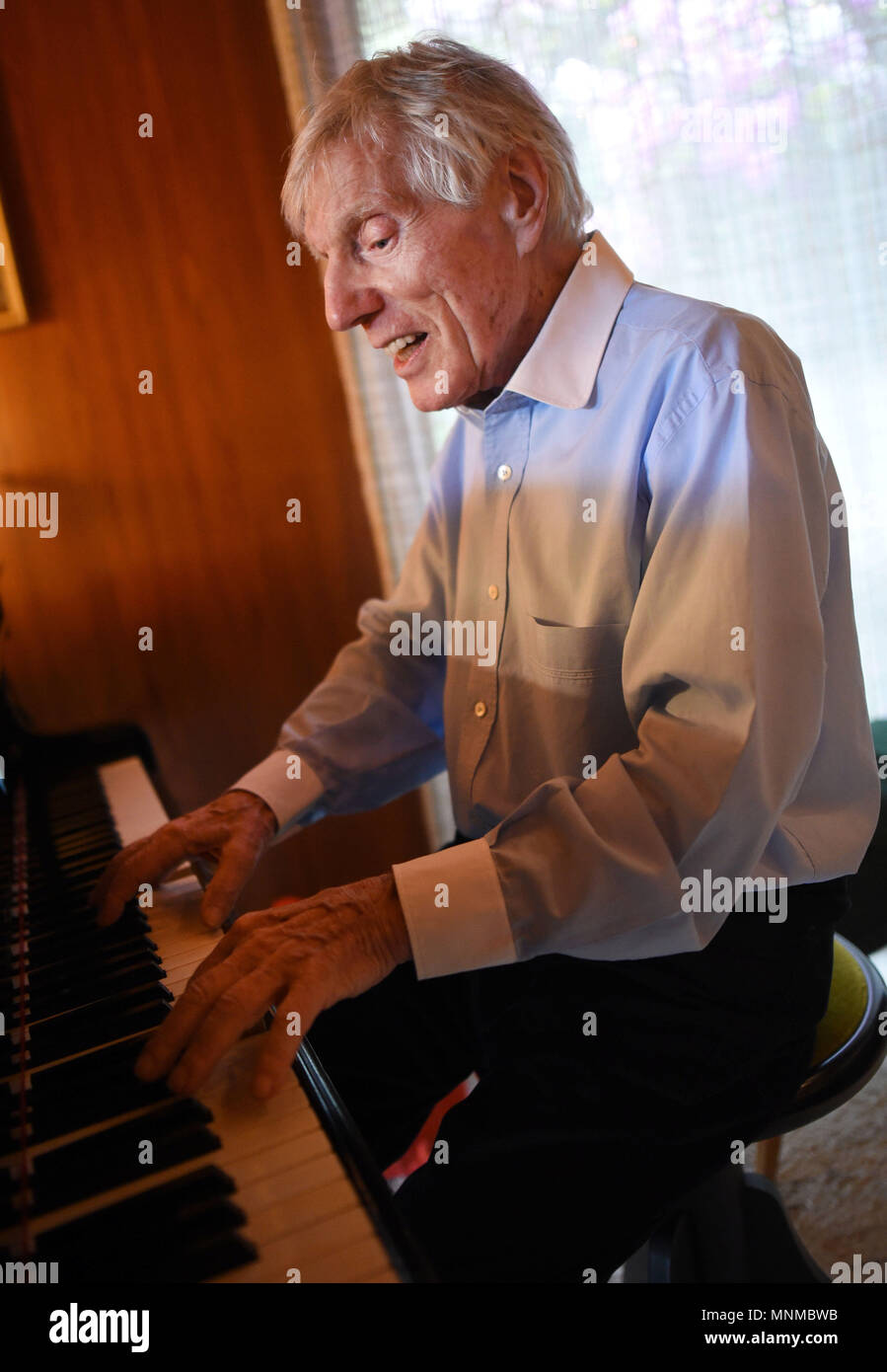 16 May 2018, Germany, Overath: Pop singer Hans Blum plays on his grand ...