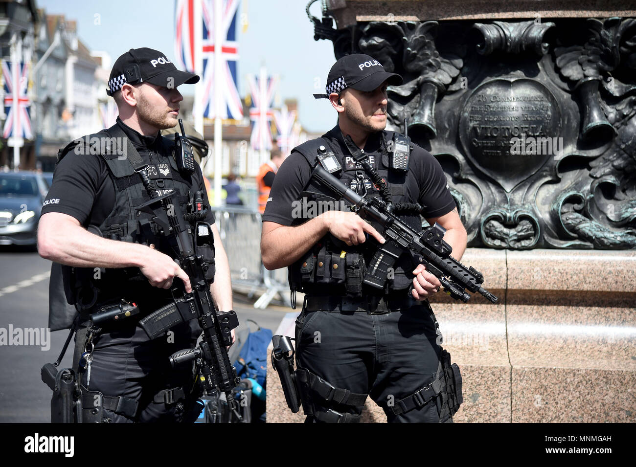 Armed police outside windsor castle hi-res stock photography and images ...