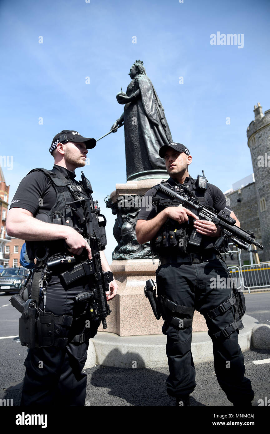 Armed police outside windsor castle hi-res stock photography and images ...