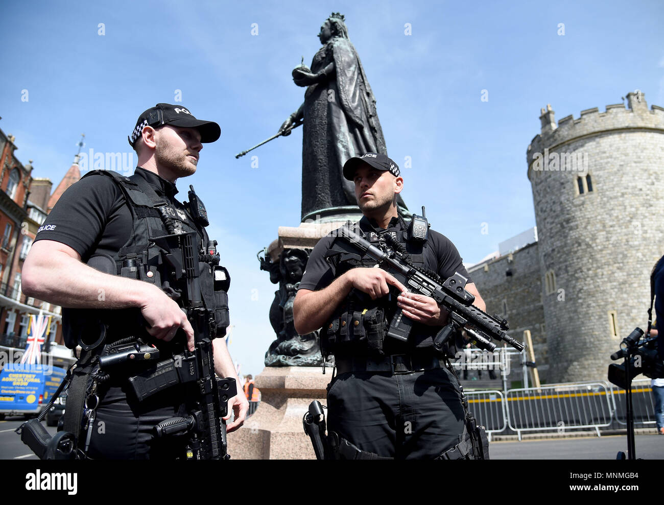 Armed police outside windsor castle hi-res stock photography and images ...
