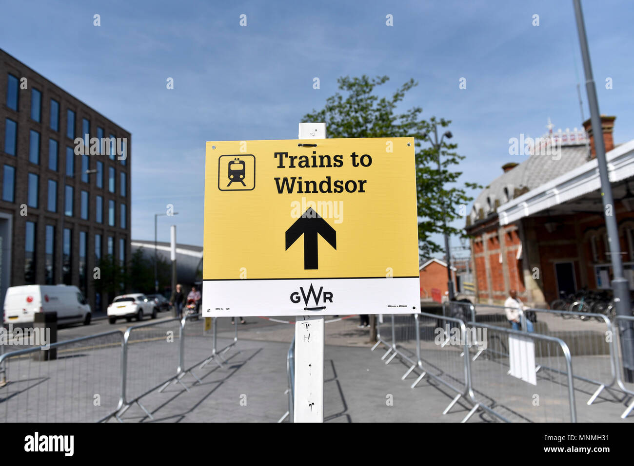 Slough station hi-res stock photography and images - Alamy
