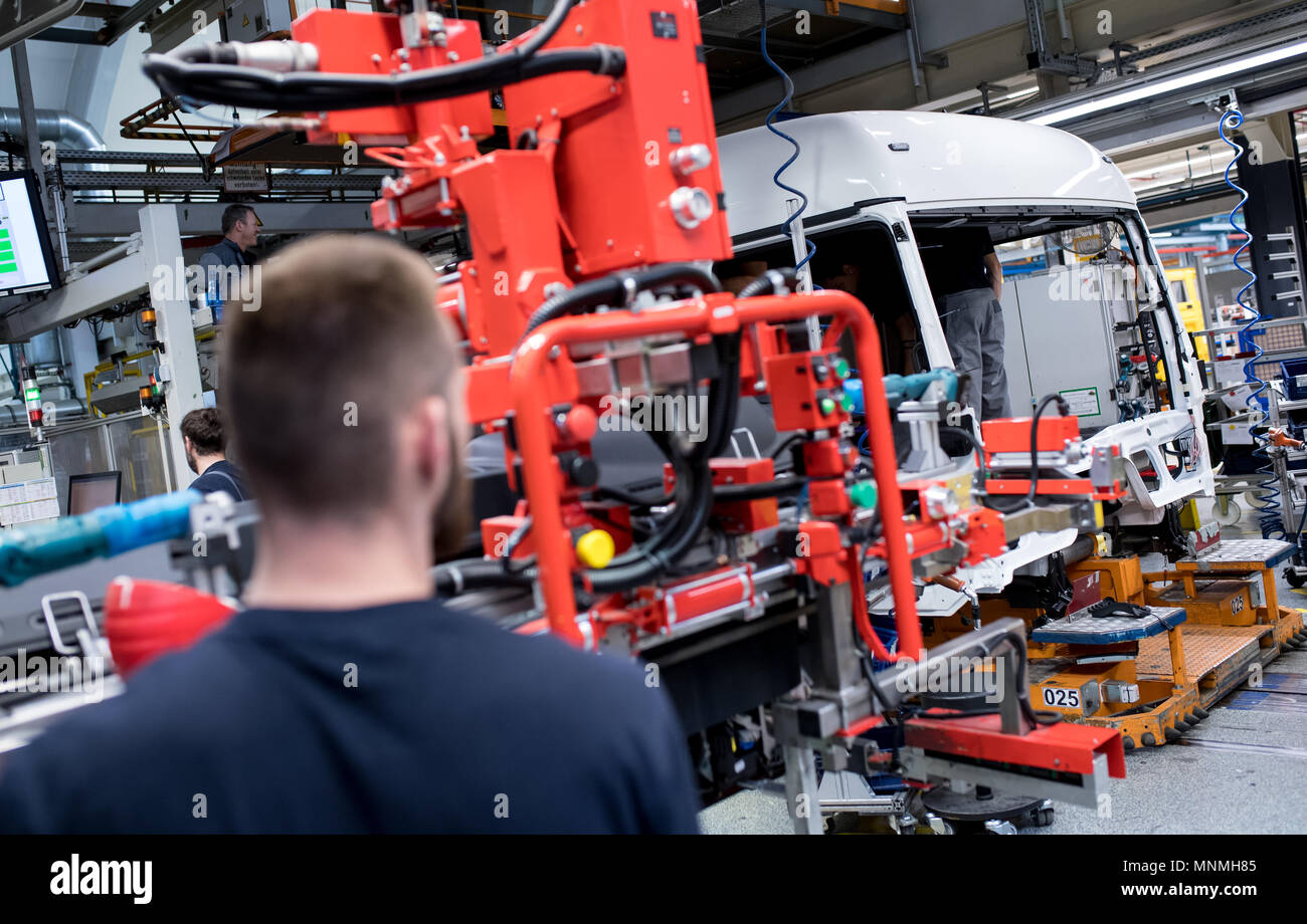16 May 2018, Germany, Munich: Employees of MAN Truck & Bus work on a ...