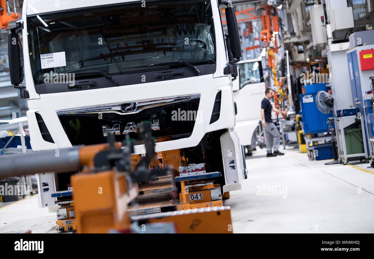 16 May 2018, Germany, Munich: Employees of MAN Truck & Bus work on a ...