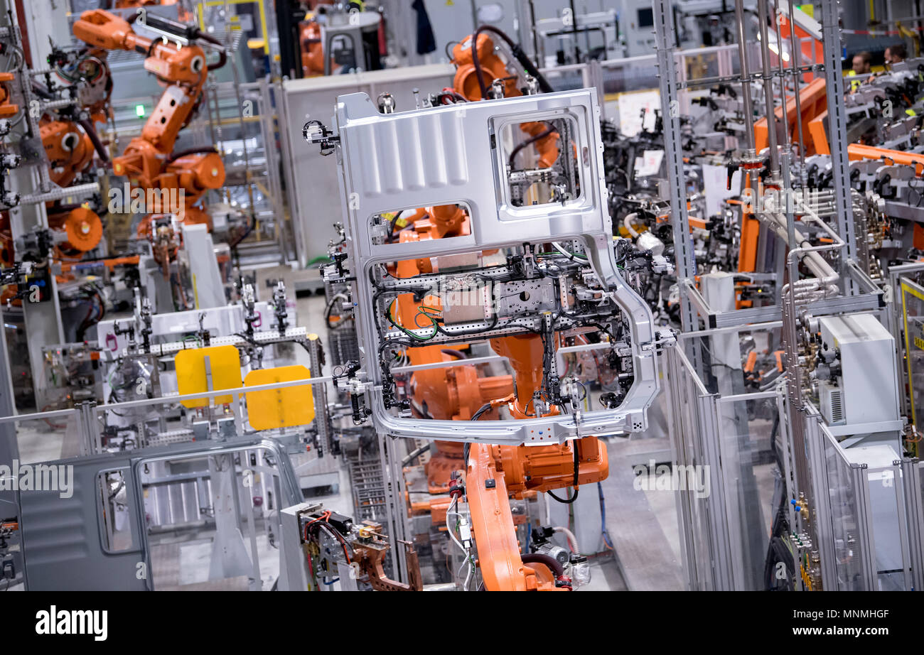 16 May 2018, Germany, Munich: ABB robots work in the MAN Truck & Bus ...